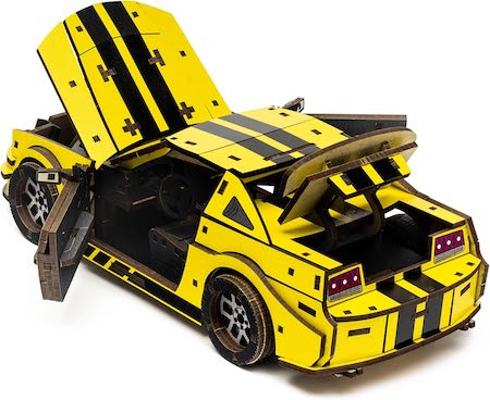 Wooden machines model kits that move with mechanic parts.