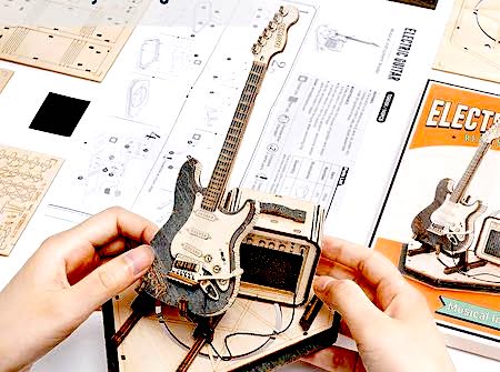 Wooden machines model kits that move with mechanic parts.